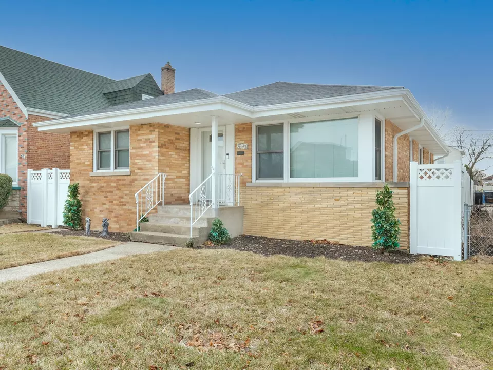 7643 W Rascher Ave, Chicago, IL 60656 | MLS# 12320652 | 24 Photos - Movoto