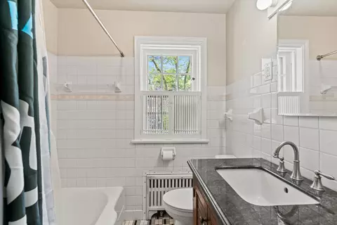 2713 Central St #1W, Evanston, IL 60201 | MLS# 12413685 | 16 Photos ...