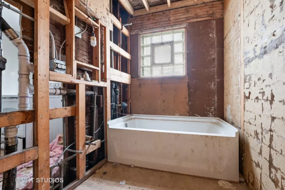 2221 N 73rd Ct, Elmwood Park, IL 60707 | MLS# 12416394 | 20 Photos - Movoto