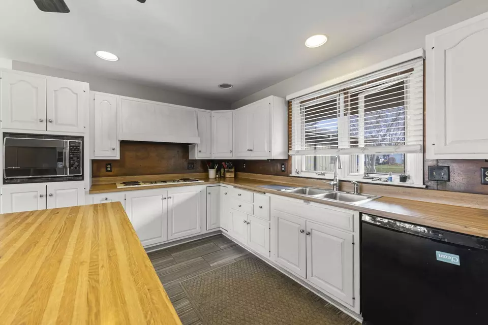 10501 Cindy Jo Ave, Huntley, IL 60142 | MLS# 12516727 | 28 Photos - Movoto