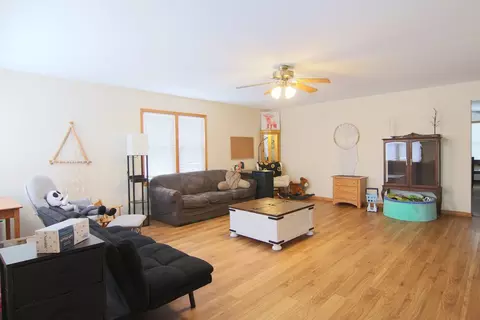 105 N Maple St, Grant Park, IL 60940 | MLS# 12518811 | 14 Photos - Movoto