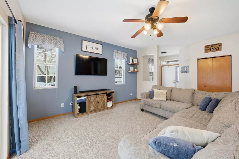 1110 Colonial Dr, Joliet, IL 60432 | MLS# 12536720 | 36 Photos - Movoto