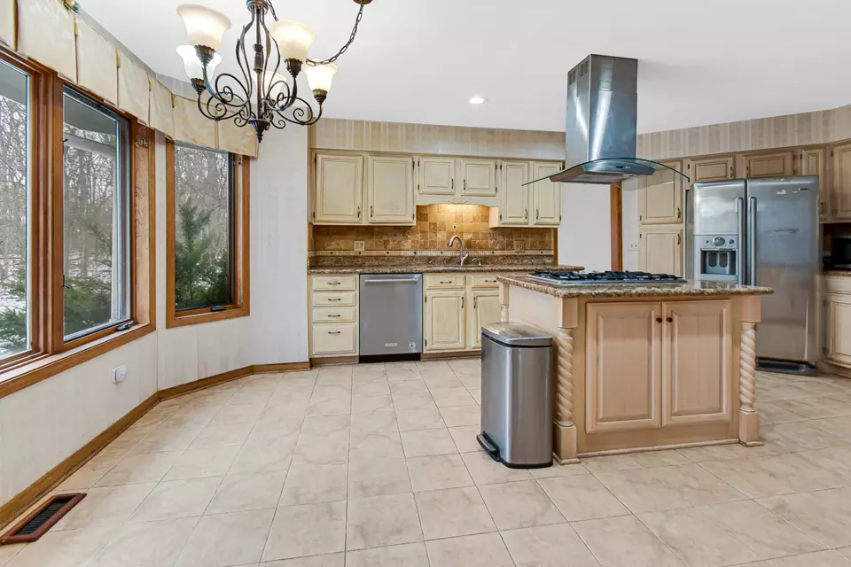 53 W Tam O Shanter Dr, Crete, IL 60417 | MLS# 12540766 | 32 Photos - Movoto
