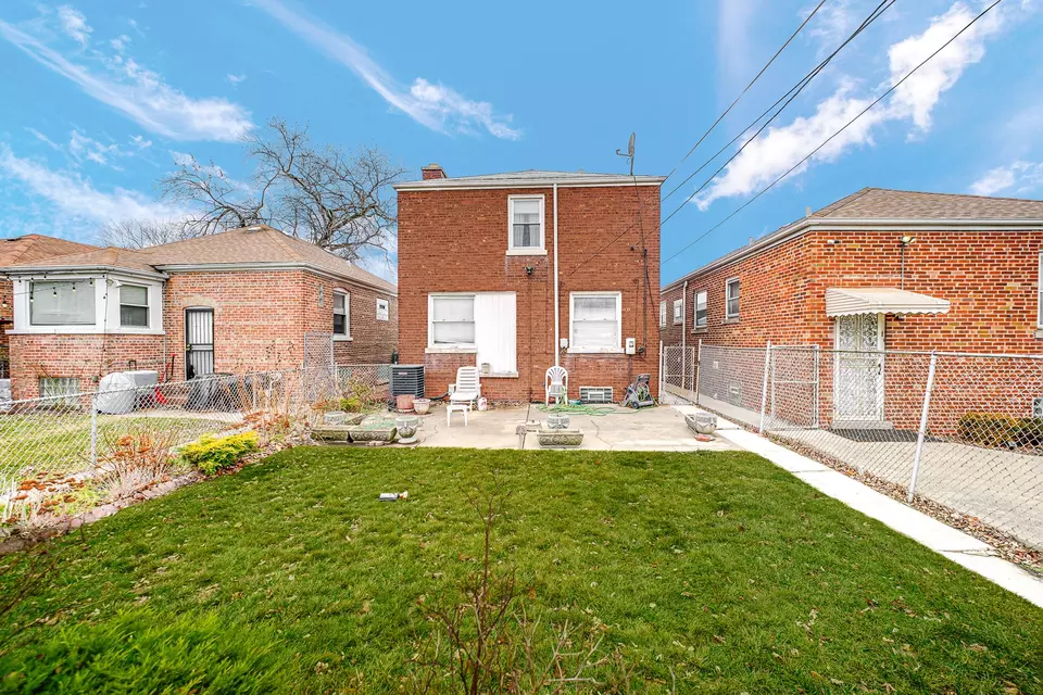 Undisclosed, Chicago, IL 60617 | MLS# 12543523 | 18 Photos - Movoto