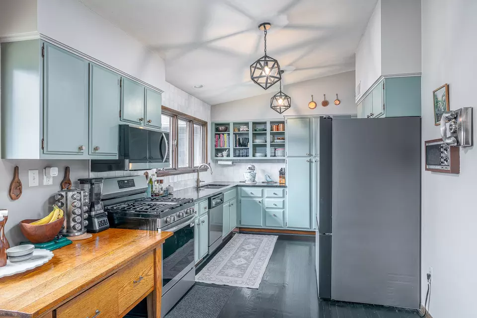 3503 53rd St, Moline, IL 61265 | MLS# 12548707 | 35 Photos - Movoto
