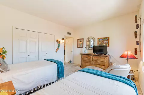 1383 W Camino De La Oca, Green Valley, AZ 85622 | 39 Photos - Movoto