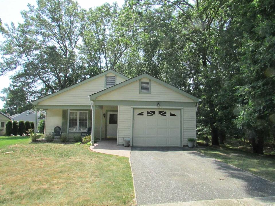 306 Kingston Ct, Ridge, NY 11961 | 18 Photos - Movoto