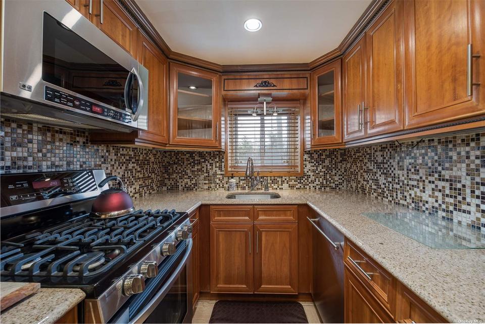 222 Smith St #1E, Freeport, NY 11520 | 15 Photos | MLS #3394567 - Movoto