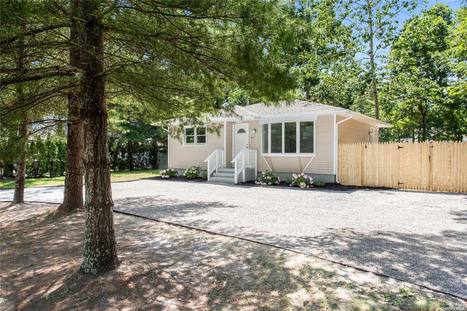 189 Old Country Rd, Eastport, NY 11941 | 12 Photos - Movoto