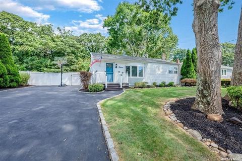 15 Lido Blvd, Lake Grove, NY 11755 | 32 Photos | MLS #3426508 - Movoto