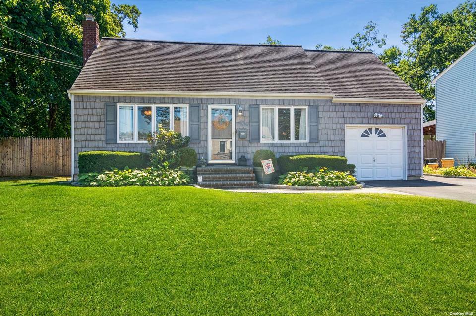 14 Elaine Dr, Sayville, NY 11782 | 1 photo | MLS #3427706 - Movoto