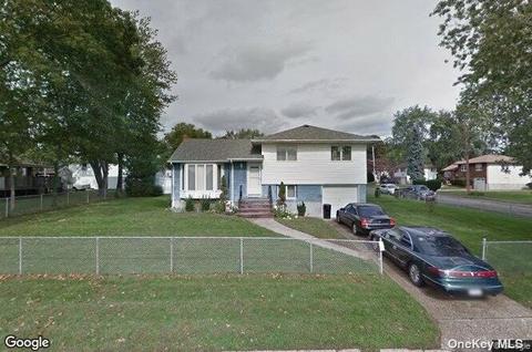 289 Park Ave, Deer Park, NY 11729 | 2 Photos | MLS #3435150 - Movoto