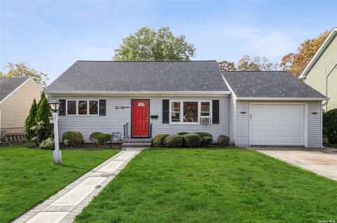 433 N Monroe Ave, Lindenhurst, NY 11757 | 23 Photos | MLS #3432601 - Movoto