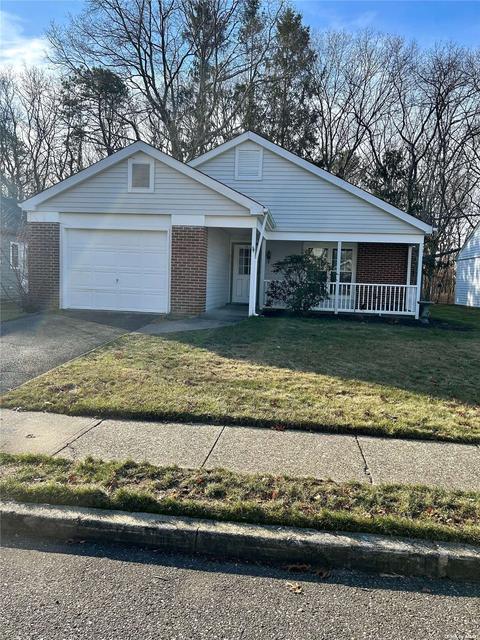 Condo/Townhouse Homes for Sale in Ridge NY