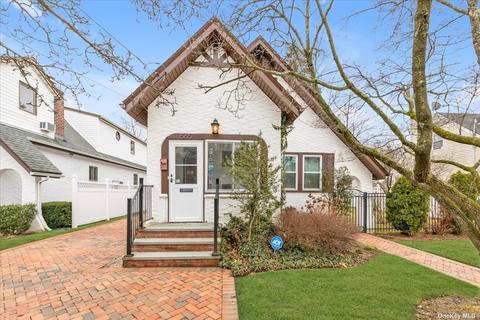 565 Holt St, West Hempstead, NY 11552 | 25 Photos | MLS #3460145 - Movoto