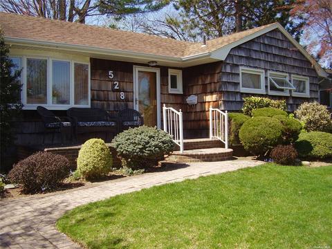 528 Spruce Ln, East Meadow, NY 11554 | 30 Photos | MLS #3471004 - Movoto