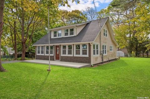 Single Family Homes with 4+ Bedrooms for Sale in Mastic NY