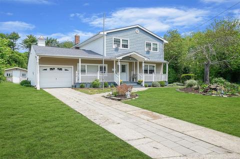 Single Family Homes with 3+ Bedrooms for Sale in Bay Shore NY