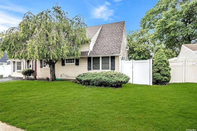 7 Acorn Ln, Levittown, NY 11756 | 21 Photos - Movoto