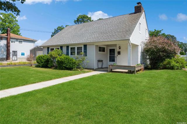 16 Florida Ave, Copiague, NY 11726 | 28 Photos - Movoto