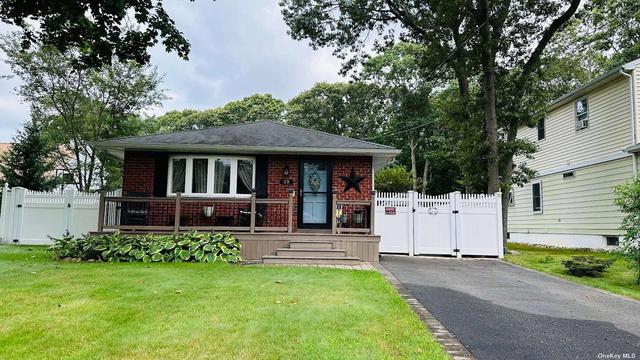 25 Walter St, Holbrook, NY 11741 | 21 Photos - Movoto