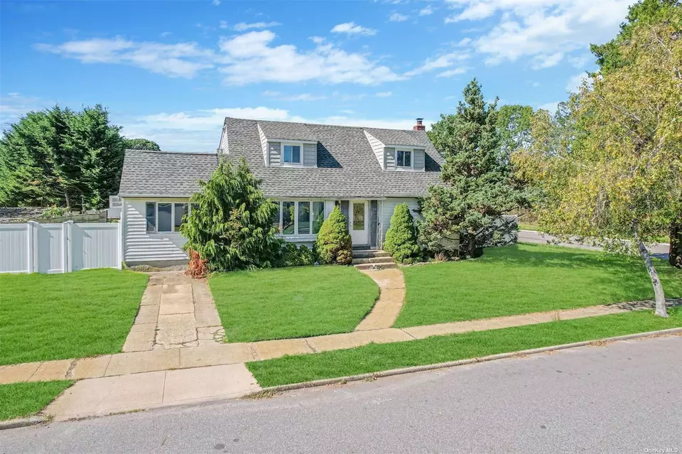 42 Surrey Ln, Massapequa Park, NY 11762 | 36 Photos - Movoto