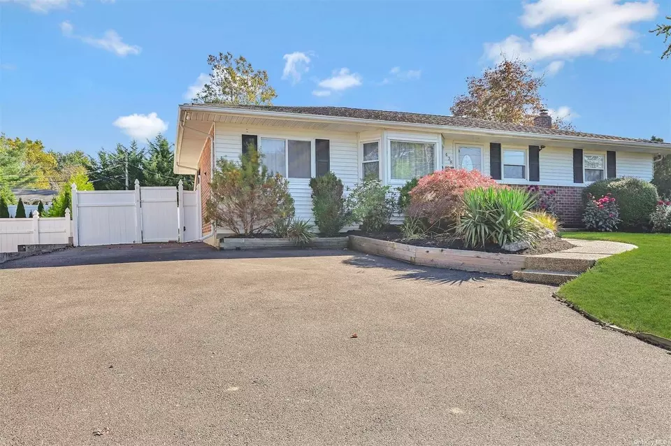 438 Townline Rd, Commack, NY 11725 | 35 Photos - Movoto