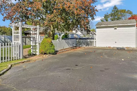 438 Townline Rd, Commack, NY 11725 | 35 Photos - Movoto