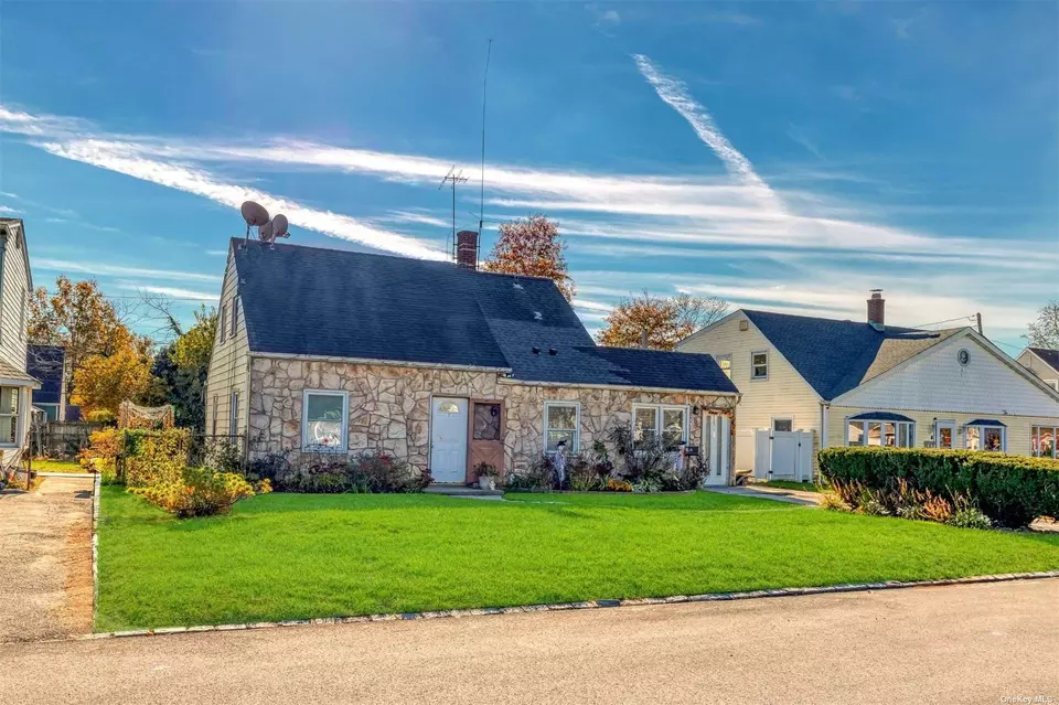 676 Lowell St, Westbury, NY 11590 | 18 Photos - Movoto