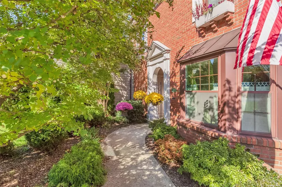 203 Captains Way #203, Bay Shore, NY 11706 | 27 Photos - Movoto