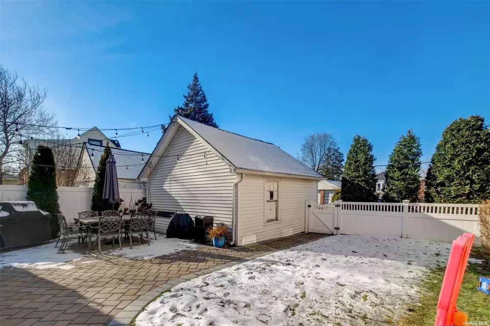 88 Pearsall Ave, Lynbrook, NY 11563 | 34 Photos - Movoto