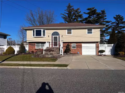 560 N Putnam Ave, Lindenhurst, NY 11757 | 10 Photos - Movoto