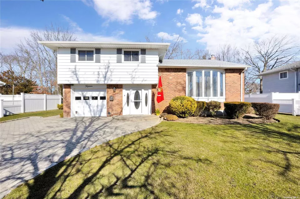 15 Linda Dr, Massapequa Park, NY 11762 | 27 Photos - Movoto