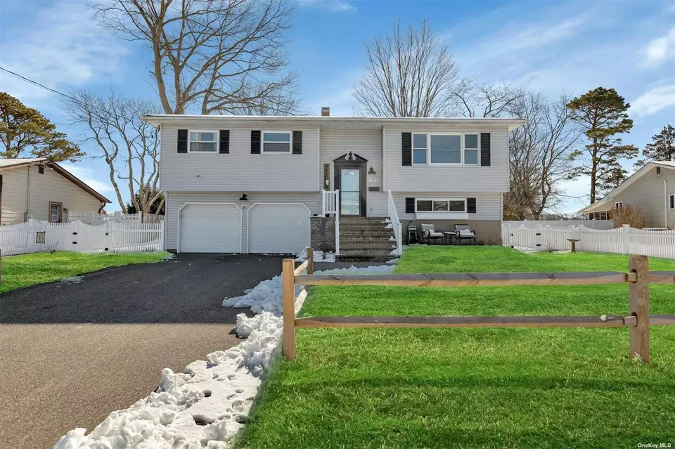 171 Loop Dr, Sayville, NY 11782 - Movoto