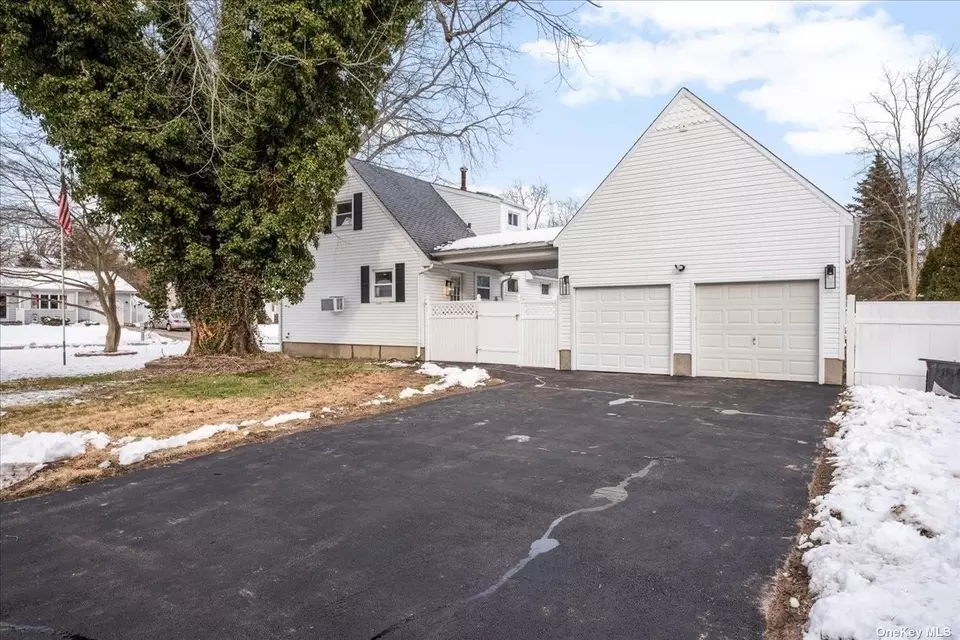 22 Wyandotte St, Selden, NY 11784 | 34 Photos - Movoto