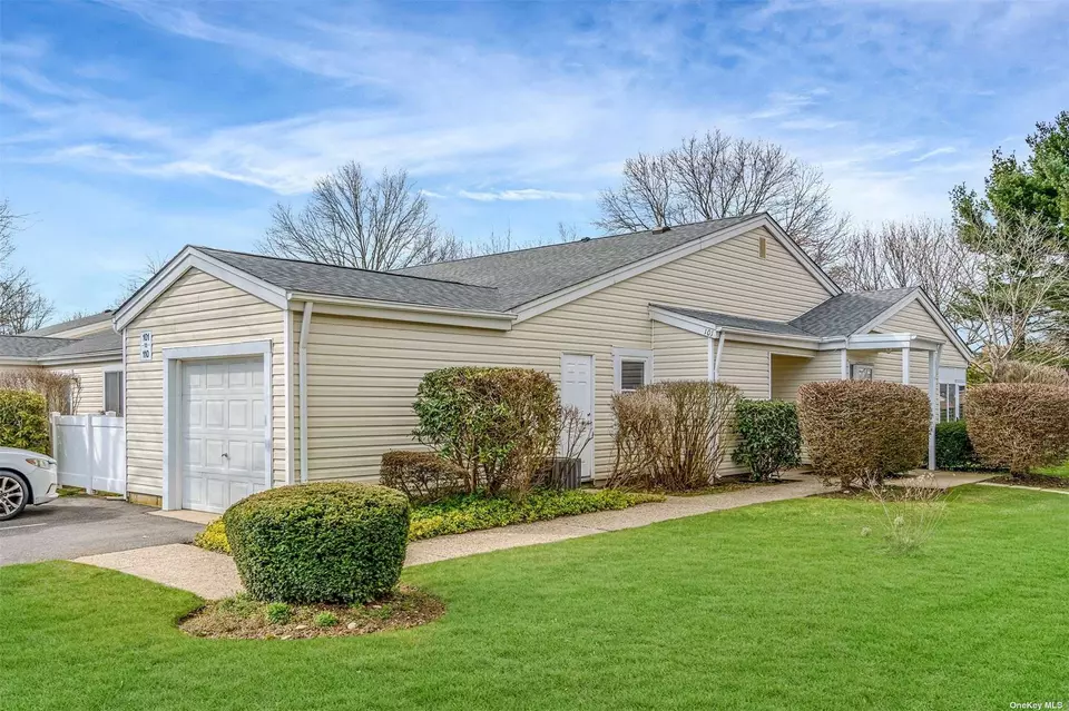 101 Cabot Ct W #101, Saint James, NY 11780 | 22 Photos - Movoto