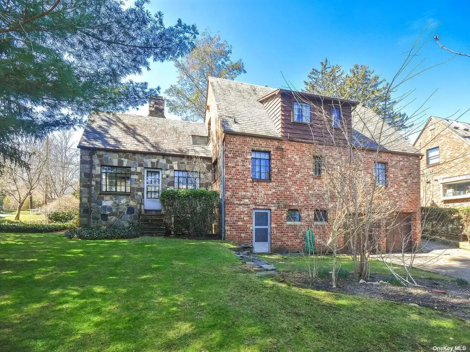 10 Drury Ln, Great Neck, NY 11023 | 28 Photos - Movoto