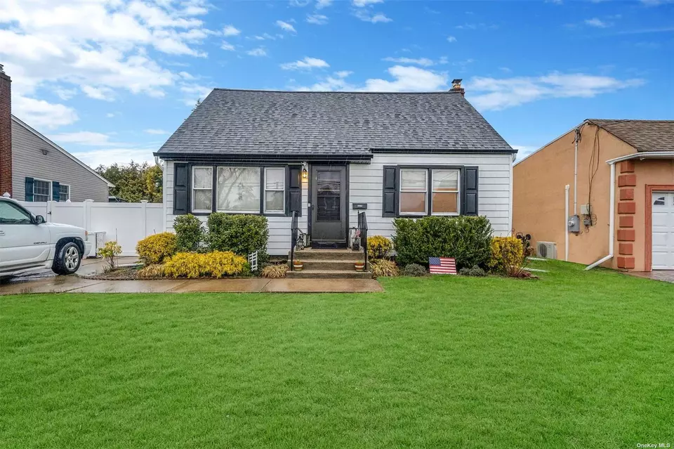 220 34th St, Lindenhurst, NY 11757 | 15 Photos - Movoto