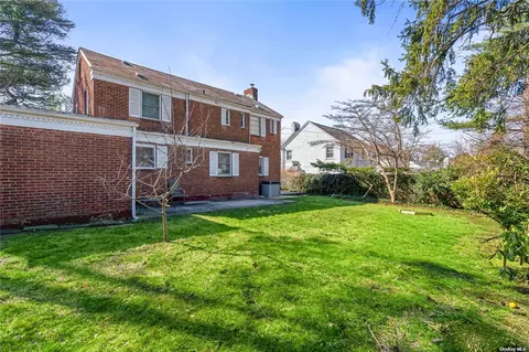 73 Old Mill Rd, Manhasset, NY 11030 | 32 Photos - Movoto