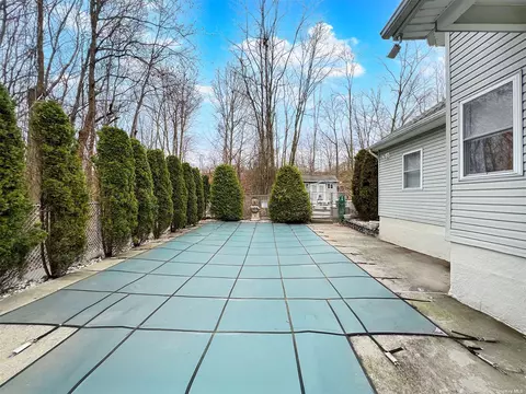 55 Emerald Ct, Staten Island, NY 10309 | 36 Photos - Movoto