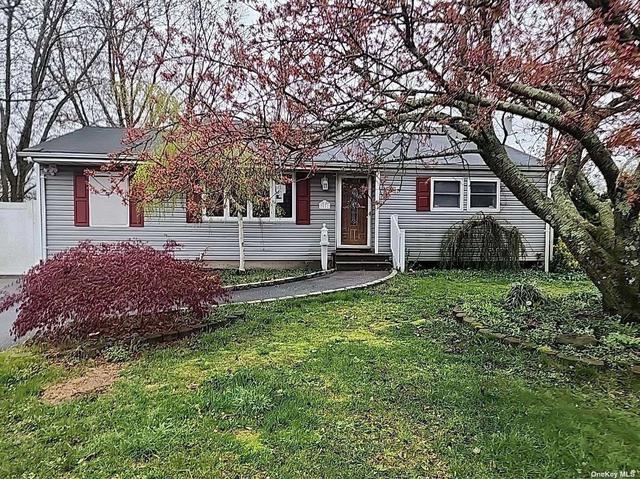 3111 Falcon Ave, Medford, NY 11763 | 18 Photos - Movoto