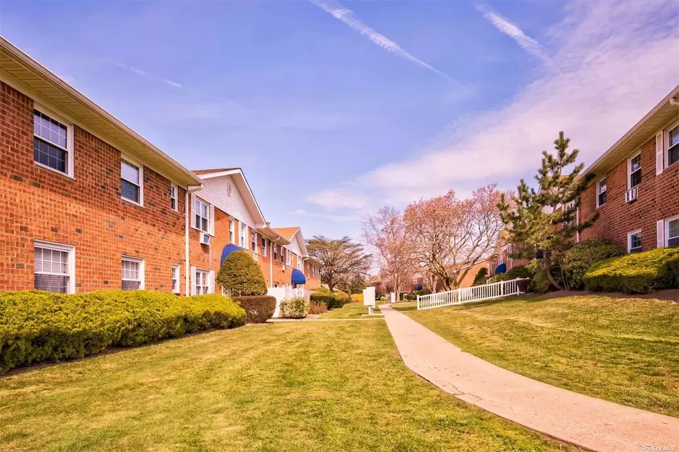 460 Old Town Rd #27H, Port Jefferson Station, NY 11776 | 24 Photos - Movoto