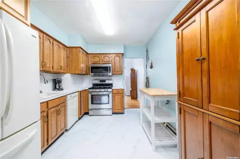 43 Brookfield Rd, Valley Stream, NY 11581 | 29 Photos - Movoto