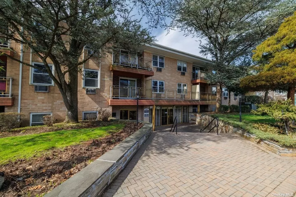 157 Hempstead Ave #3B, Lynbrook, NY 11563 | 8 Photos - Movoto