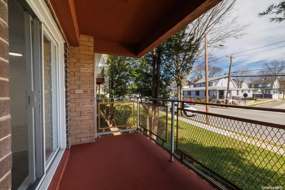157 Hempstead Ave #3B, Lynbrook, NY 11563 | 8 Photos - Movoto
