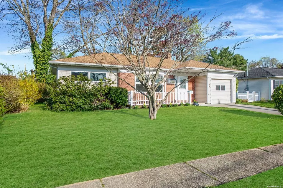 6 Colony Dr, West Sayville, NY 11796 | 33 Photos - Movoto