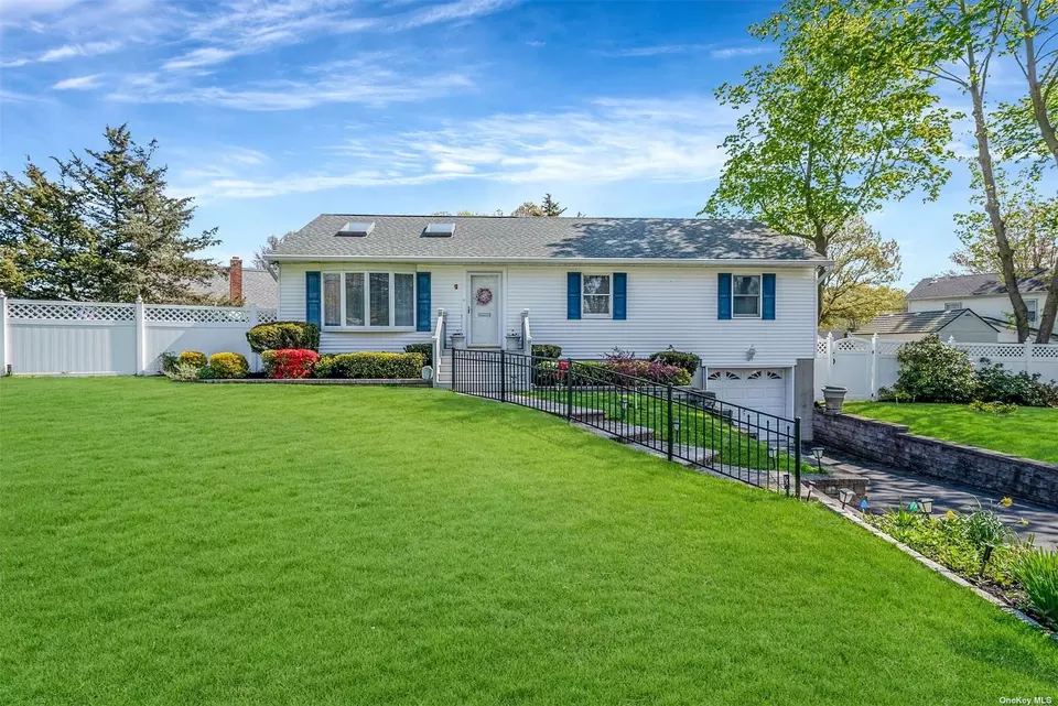 9 Uranus Rd, Rocky Point, NY 11778 | 28 Photos - Movoto