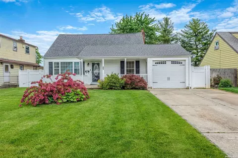 125 Greenwood Dr, North Babylon, NY 11703 | 7 Photos - Movoto