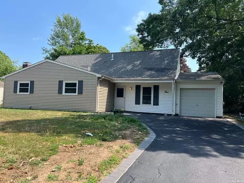 5 Sandpiper Ln, Coram, NY 11727 | 18 Photos - Movoto