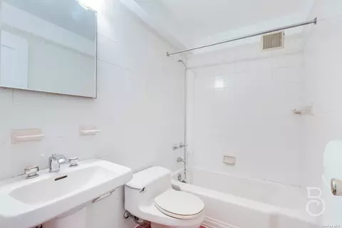 67-76 Booth St #7B, Forest Hills, NY 11375 | 14 Photos - Movoto